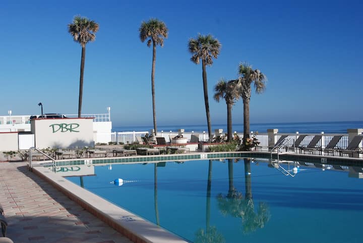 Oceanfront Studio Sleeps 4 | King + Sofa | Kitchen - Daytona Beach
