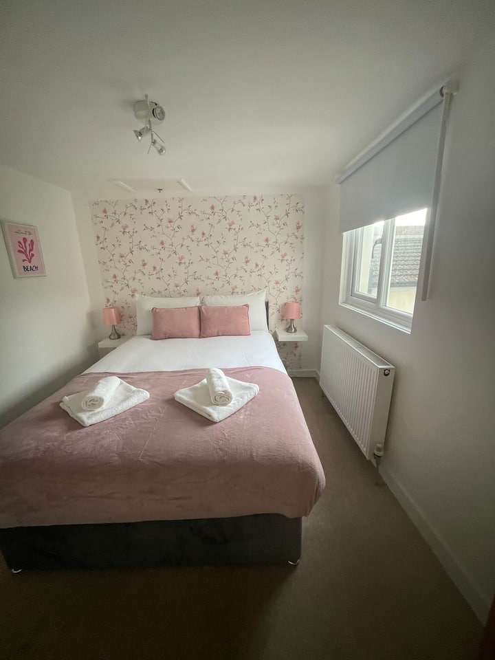 Cozy 2 Bedroom Cottage - Sleeps 6 - Brighton and Hove