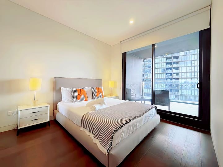 Stylish 1br | Pool, Gym & Parking By Olympic Park - Sydney