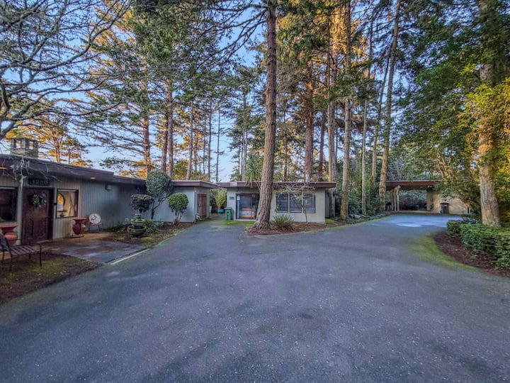 Seagate Manor + Guest House - Coos Bay Homes - Coos Bay, OR