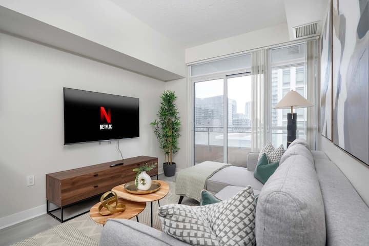 Modern Cityplace 2br Balcony & Free Parking - Toronto