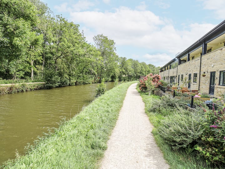 Canal View Apartment - Skipton