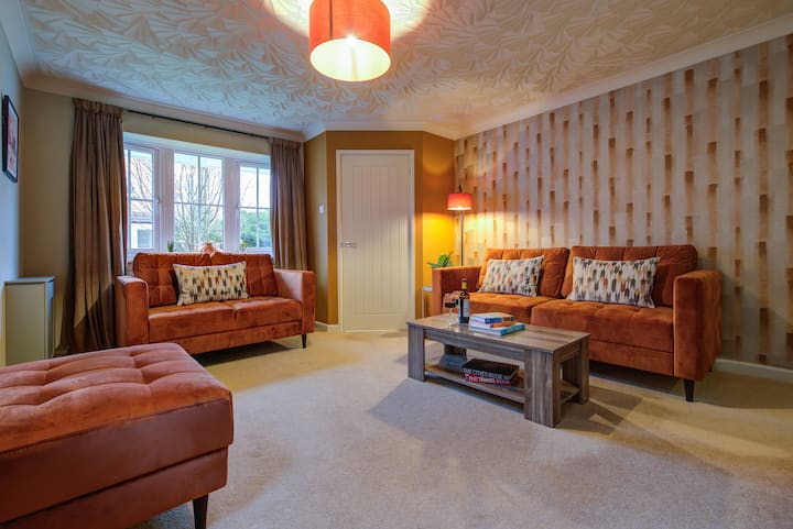 3 Bedrooms Town Location Sleeps 5 With Parking - Bourne