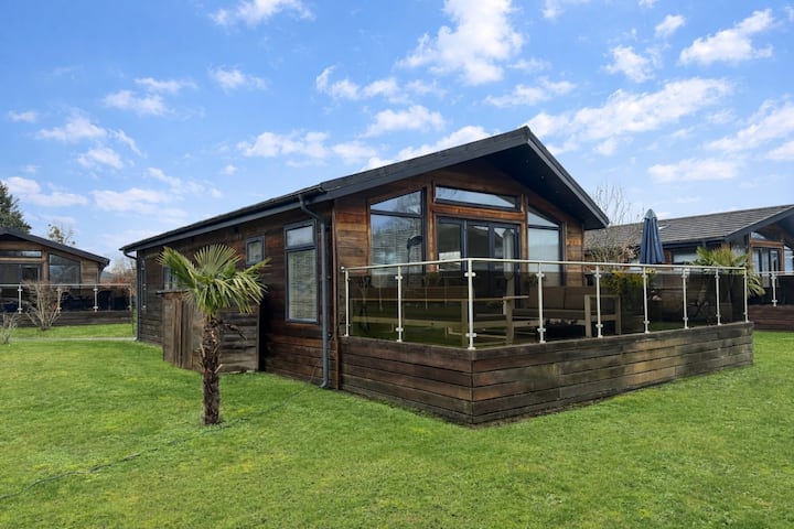 Modern 2 Bed Cabin With River Views - Buckinghamshire