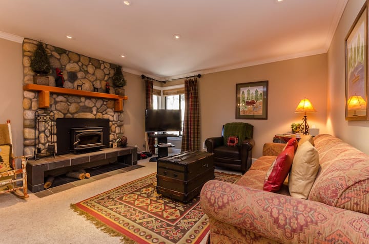 Fireside 114 - In Village With Pets, Pool, Parking - Mammoth Mountain, CA