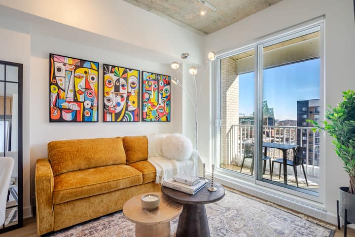 Urban Haven W/ Rooftop Pool & Free Parking - Laval, Canada