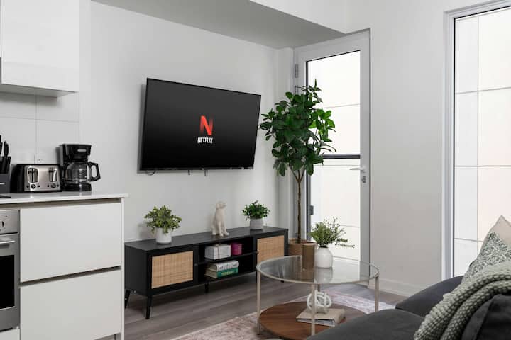 Apartment For 4 On University Ave With 2 Beds - Osgoode Hall