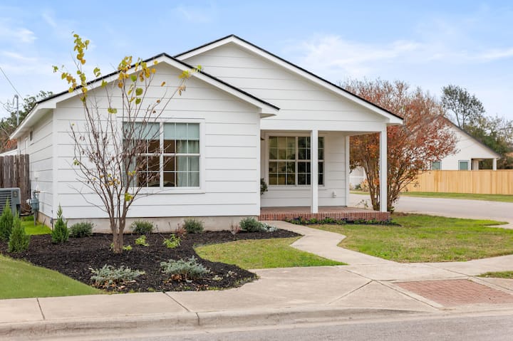 Walk To Historic Georgetown Square: Texas Getaway! - Georgetown, TX