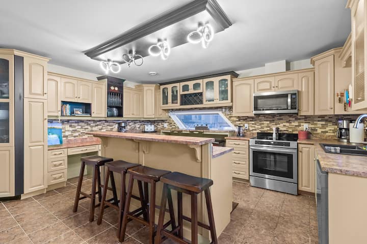 Spacious 5br 4.5ba Coastal Home W/ Patio Fire Pit - Paradise