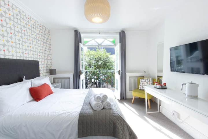 Deluxe With Balcony Steps From The Shore - Brighton
