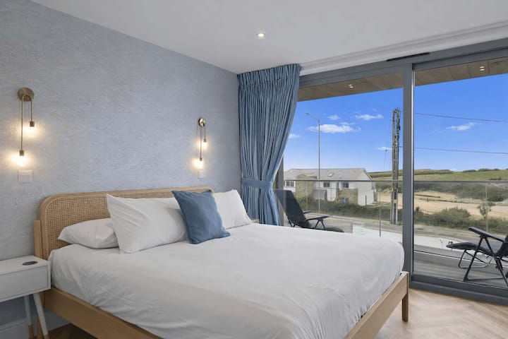 Modern Apartment With Balcony, Sea Views & Parking - Newquay