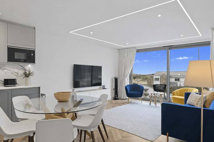 Modern Apartment Opposite Beach, Parking & Balcony - Mawgan Porth