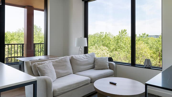 Landing | Stylish 1bd, Rooftop Lounge, Pool - National Harbor, MD