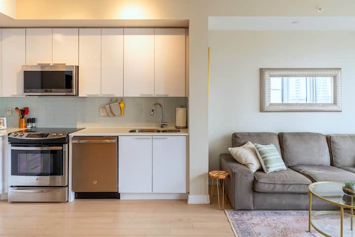 Vibrant Toronto Lakefront Condo W/parking - Toronto, ON