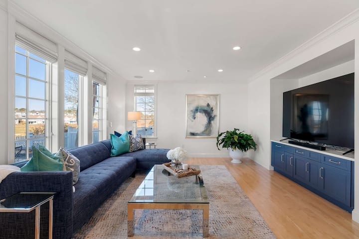 Luxury Retreat W Heated Pool, Large Stone Patio! - Mashpee, MA