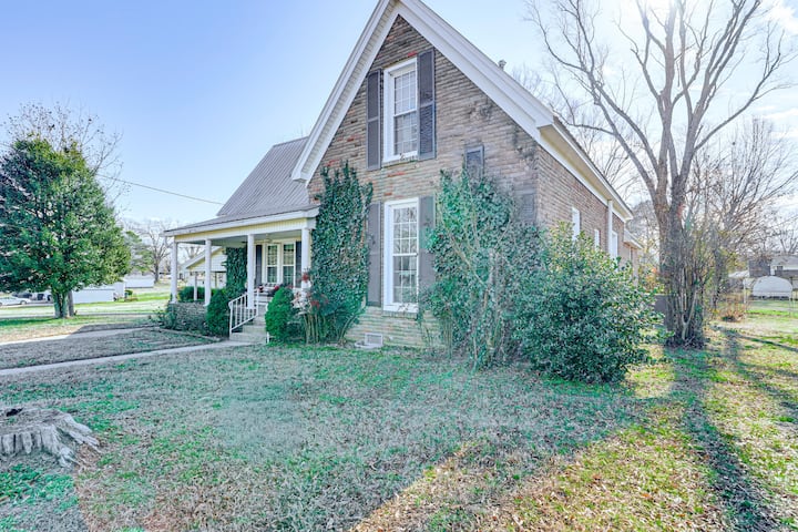 Patio Oasis! Charming 'Ivy Cottage' In Tennessee - Greenfield, TN
