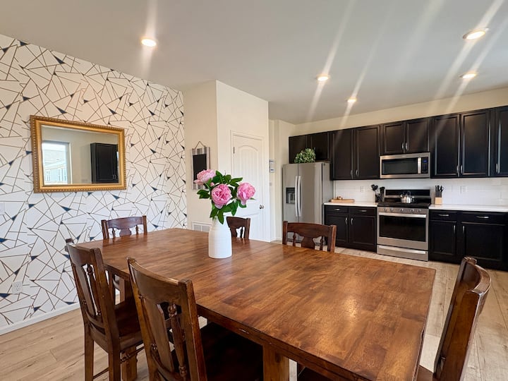 Pelican Landing | Modern 3bd In Lakes At Centerra - Loveland, CO