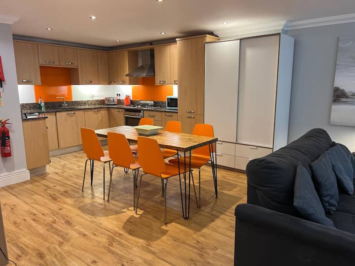 Bay-view 2 Bedroom Seafront Apartment I Parking - Herne Bay