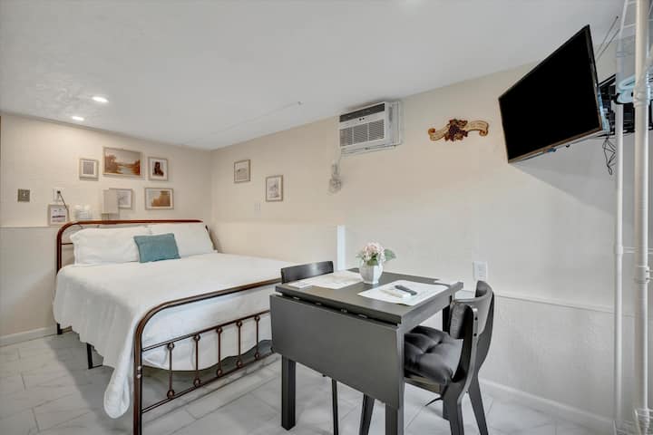 Quiet Studio Near Busch Gardens, Fenced Yard & Bbq - Temple Terrace, FL