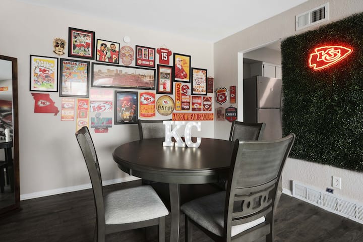 Family-friendly Chiefs Themed Apt: 2 King Beds - Kansas City