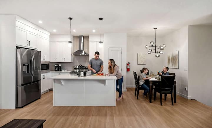 5br Family Home W Kids Play Den - Chestermere