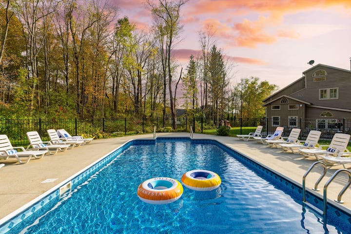 Sleeps 40 • Heated Pool • Hot Tub • Game Room - Pontoosuc Lake, MA