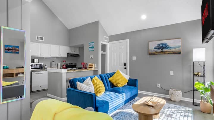 Skyline Loft W/ 2 Balconies • 5 Min To Love Field - Dallas, TX