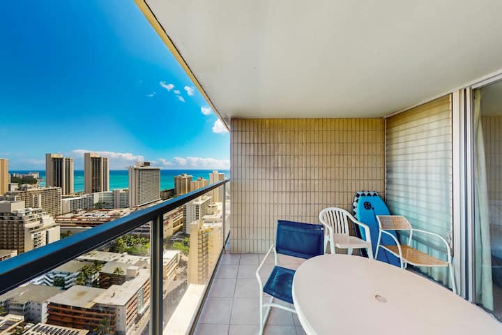 0br With Amazing Views & Rooftop Pool - Honolulu, HI