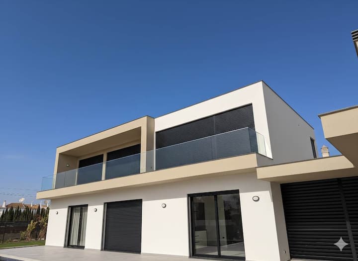 Villa Luisa - Brand New Modern Home By The Beach - Guia