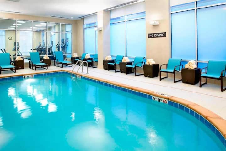 Quick Access To Manhattan | Free Breakfast + Pool - Edgewater, NJ