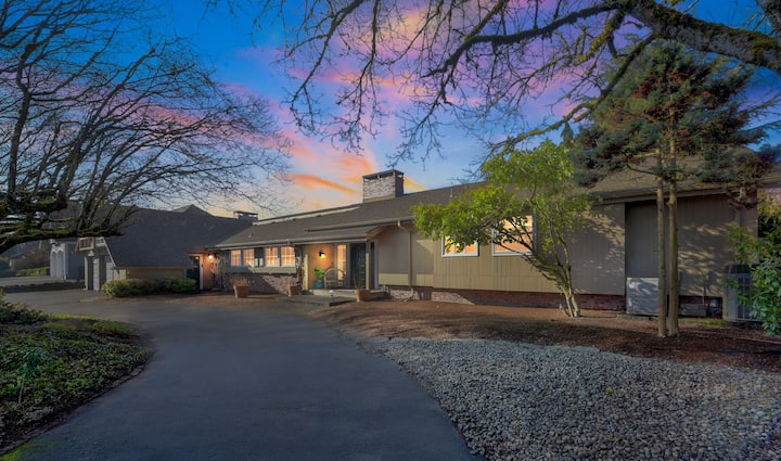 Lakefront Family Haven: Firepit, Games, & Sunsets - Lucky Eagle Casino & Hotel