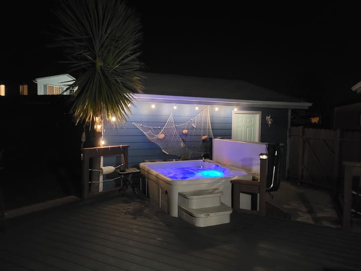 Stroll To The Beach! Warm Up In The Hot Tub - Brookings, OR