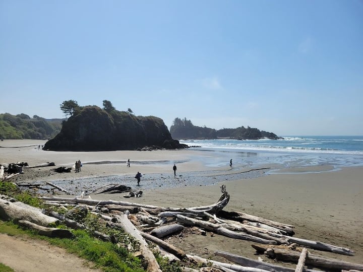 Stroll To The Beach! Warm Up In The Hot Tub - Brookings, OR