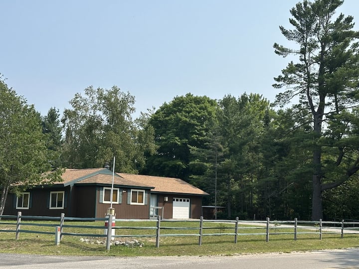 Cecil Bay Getaway (Carp Lake, Mi) 5 Minute Walk To - St. Ignace, MI