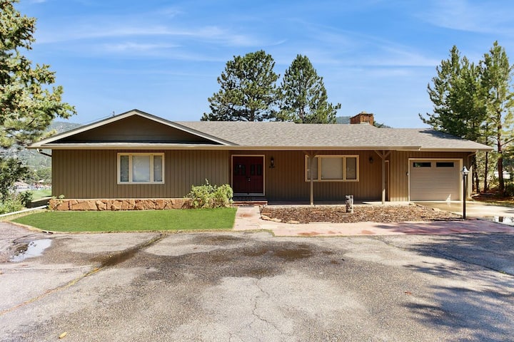 Inviting 3br | Tucked Away | Golf Course View - Estes Park, CO