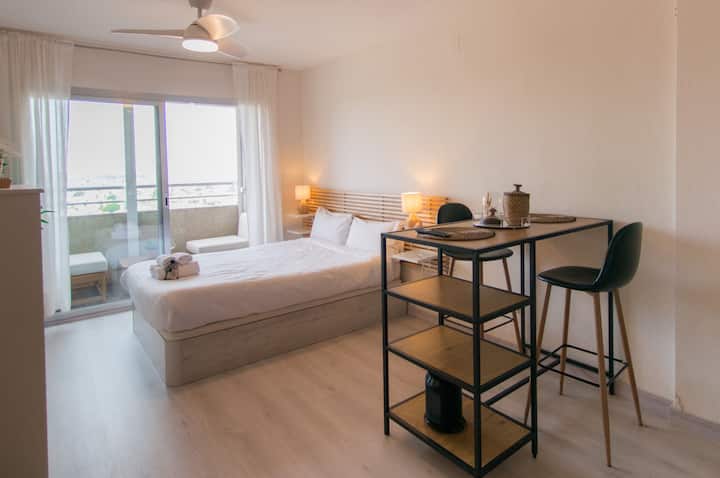 Studio W/ Balcony & Views, Steps To Beach - Empuriabrava