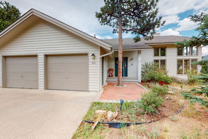 Spacious 3br Family Home | Private Deck & Hot Tub - Estes Park, CO