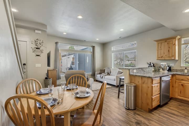 Double Townhome - 6 Bed, 4 Bath, 2 Kitchen - Layton, UT