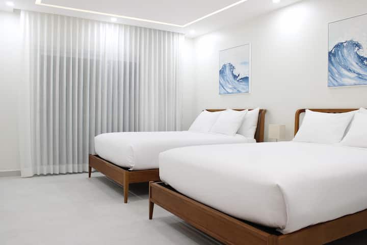 Modern Ocean Front View 2br Retreat With Balcony - Dorado