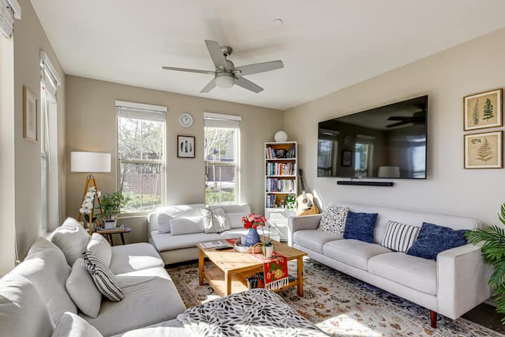 Central Sd Hub! 2br W/ Home Office, Community Pool - San Diego, CA