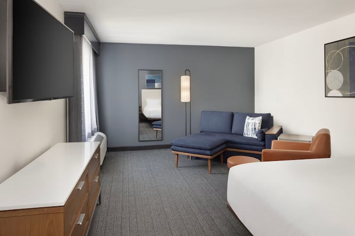 Modern Hotel Room W/ 1 King Bed | On-site Dining - Edison, NJ