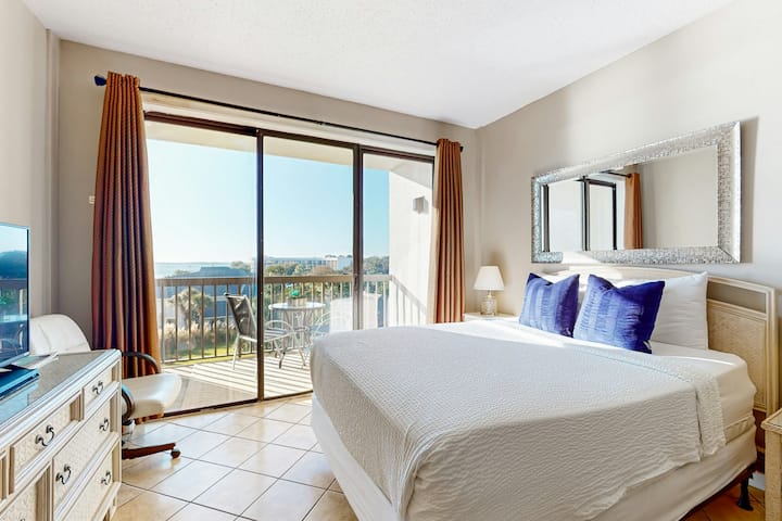 Prime Studio Soundview 4th-floor | Balcony - Mary Esther, FL