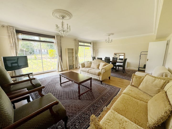 Bright & Spacious House Near Central London - London