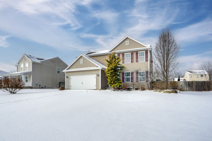 Spacious Family Getaway W/ Yard In Kalamazoo! - Kalamazoo, MI