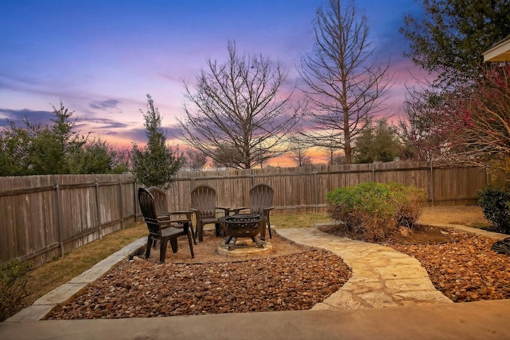 Fire Pit, Game Room, Fenced Yard + Dog Friendly! - Round Rock, TX