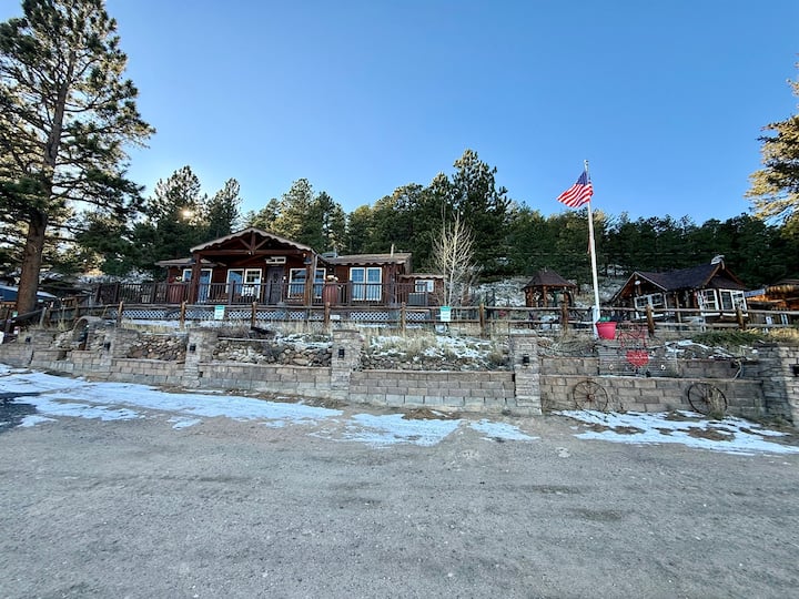 The Overlook: Hot Tub Outdoor Bar & Mountain Views - Estes Park, CO