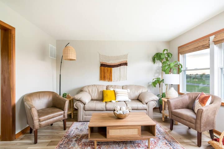 Boho Cleveland Bungalow|sun-drenched 2br With Deck - Burbank, OH