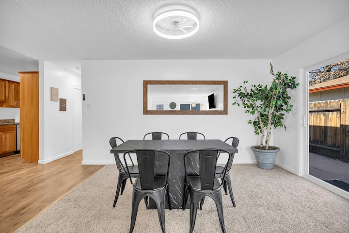 Sparks House: 3br, Garage / Sleeps 8 - Sparks, NV