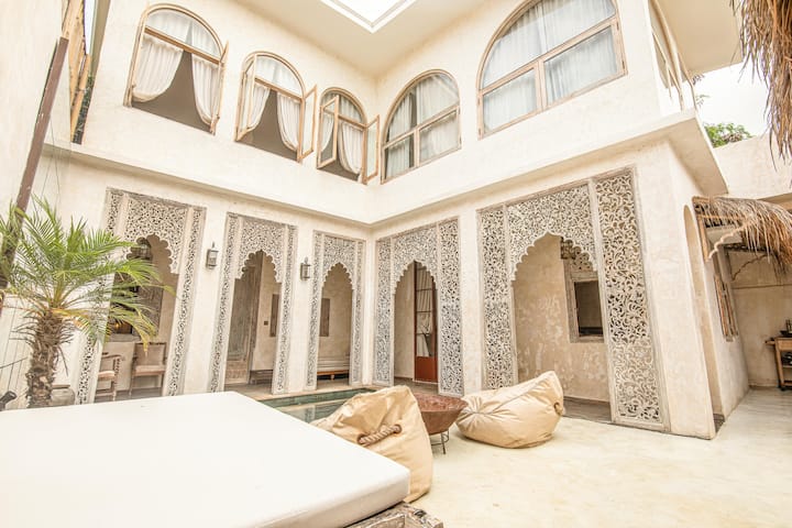 Mediterranean Andalusian 3br Villa, Heart Of Ulu - Australia