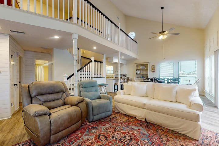 Bayfront Home With Boat Dock, Water Views, Deck - Dauphin Island, AL